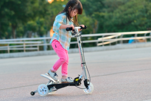 The principle and use method of double-pedal scooter